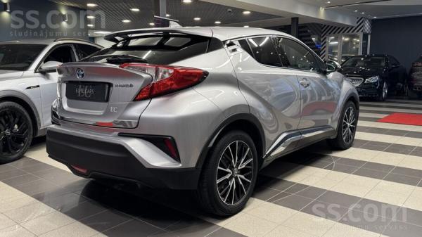 Grey Toyota C-HR 2018 in Riga, with an engine capacity of 1.80 L and mileage of 154 thousand km for 16490 €, photo 2 on AUTOMOTO.COM.LV