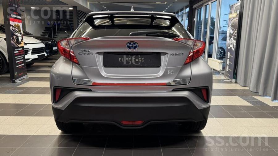 Grey Toyota C-HR 2018 in Riga, with an engine capacity of 1.80 L and mileage of 154 thousand km for 16490 €, photo 5 on AUTOMOTO.COM.LV
