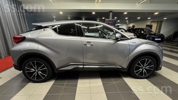 Grey Toyota C-HR 2018 in Riga, with an engine capacity of 1.80 L and mileage of 154 thousand km for 16490 €, photo 7 on AUTOMOTO.COM.LV
