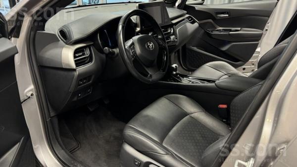 Grey Toyota C-HR 2018 in Riga, with an engine capacity of 1.80 L and mileage of 154 thousand km for 16490 €, photo 8 on AUTOMOTO.COM.LV
