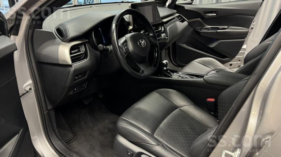 Grey Toyota C-HR 2018 in Riga, with an engine capacity of 1.80 L and mileage of 154 thousand km for 16490 €, photo 9 on AUTOMOTO.COM.LV