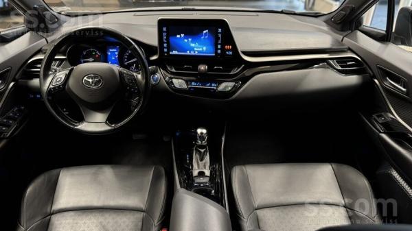 Grey Toyota C-HR 2018 in Riga, with an engine capacity of 1.80 L and mileage of 154 thousand km for 16490 €, photo 9 on AUTOMOTO.COM.LV