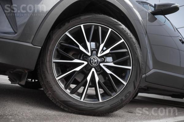 Grey Toyota C-HR 2018 in Riga, with an engine capacity of 1.20 L and mileage of 107 thousand km for 13950 €, photo 4 on AUTOMOTO.COM.LV