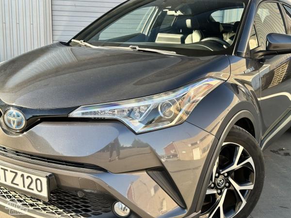 Серый Тойота C-HR 2018 в Клайпеда, объемом двигателя 1.80 л и пробегом 140 тыс. км за 17300 €, фото 2 на AUTOMOTO.COM.LV