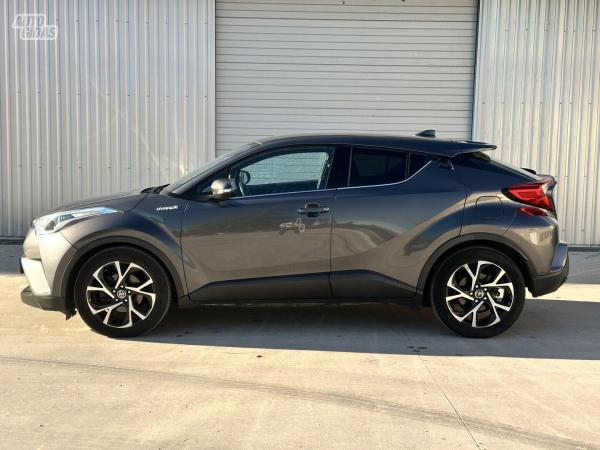 Серый Тойота C-HR 2018 в Клайпеда, объемом двигателя 1.80 л и пробегом 140 тыс. км за 17300 €, фото 3 на AUTOMOTO.COM.LV