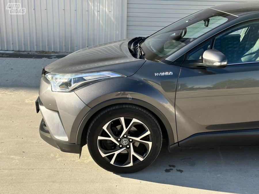 Pelēks Toyota C-HR 2018 Klaipėda, ar dzinēja tilpumu 1.80 L un nobraukumu 140 tūkst. km par 17300 €, foto 5 vietnē AUTOMOTO.COM.LV