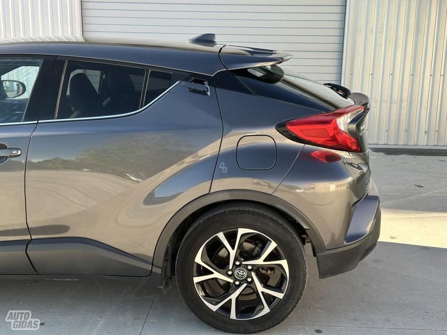 Pelēks Toyota C-HR 2018 Klaipėda, ar dzinēja tilpumu 1.80 L un nobraukumu 140 tūkst. km par 17300 €, foto 6 vietnē AUTOMOTO.COM.LV
