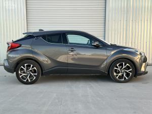 Pelēks Toyota C-HR 2018 Klaipėda, ar dzinēja tilpumu 1.80 L un nobraukumu 140 tūkst. km par 17300 €, foto 11 vietnē AUTOMOTO.COM.LV