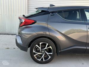 Pelēks Toyota C-HR 2018 Klaipėda, ar dzinēja tilpumu 1.80 L un nobraukumu 140 tūkst. km par 17300 €, foto 12 vietnē AUTOMOTO.COM.LV