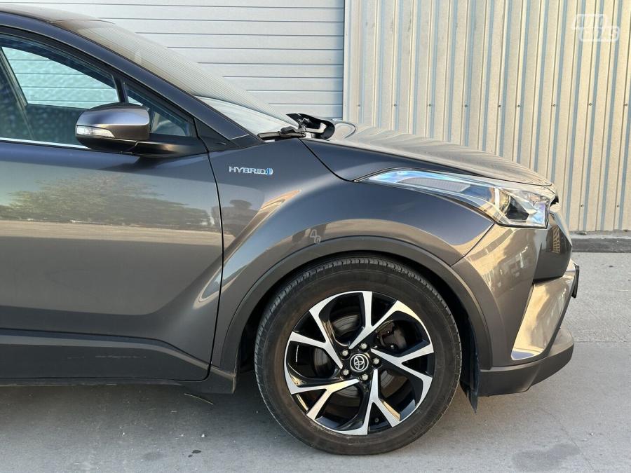 Pelēks Toyota C-HR 2018 Klaipėda, ar dzinēja tilpumu 1.80 L un nobraukumu 140 tūkst. km par 17300 €, foto 13 vietnē AUTOMOTO.COM.LV