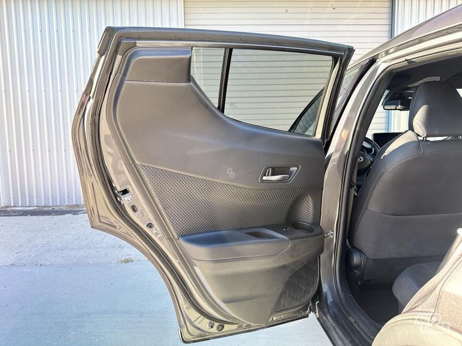 Pelēks Toyota C-HR 2018 Klaipėda, ar dzinēja tilpumu 1.80 L un nobraukumu 140 tūkst. km par 17300 €, foto 30 vietnē AUTOMOTO.COM.LV