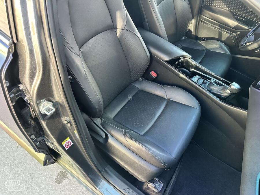 Pelēks Toyota C-HR 2018 Klaipėda, ar dzinēja tilpumu 1.80 L un nobraukumu 140 tūkst. km par 17300 €, foto 33 vietnē AUTOMOTO.COM.LV