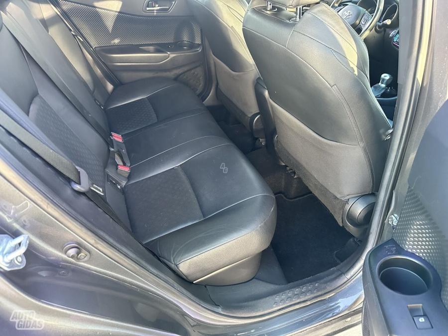Pelēks Toyota C-HR 2018 Klaipėda, ar dzinēja tilpumu 1.80 L un nobraukumu 140 tūkst. km par 17300 €, foto 35 vietnē AUTOMOTO.COM.LV