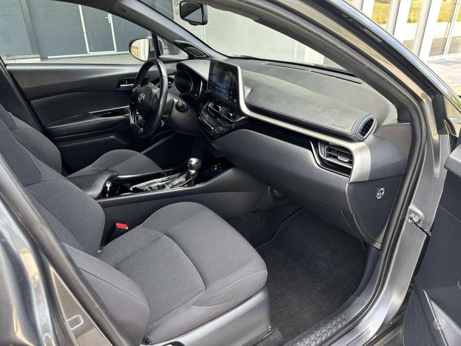 Pelēks Toyota C-HR 2018 Viļņa, ar dzinēja tilpumu 1.80 L un nobraukumu 110 tūkst. km par 17250 €, foto 34 vietnē AUTOMOTO.COM.LV