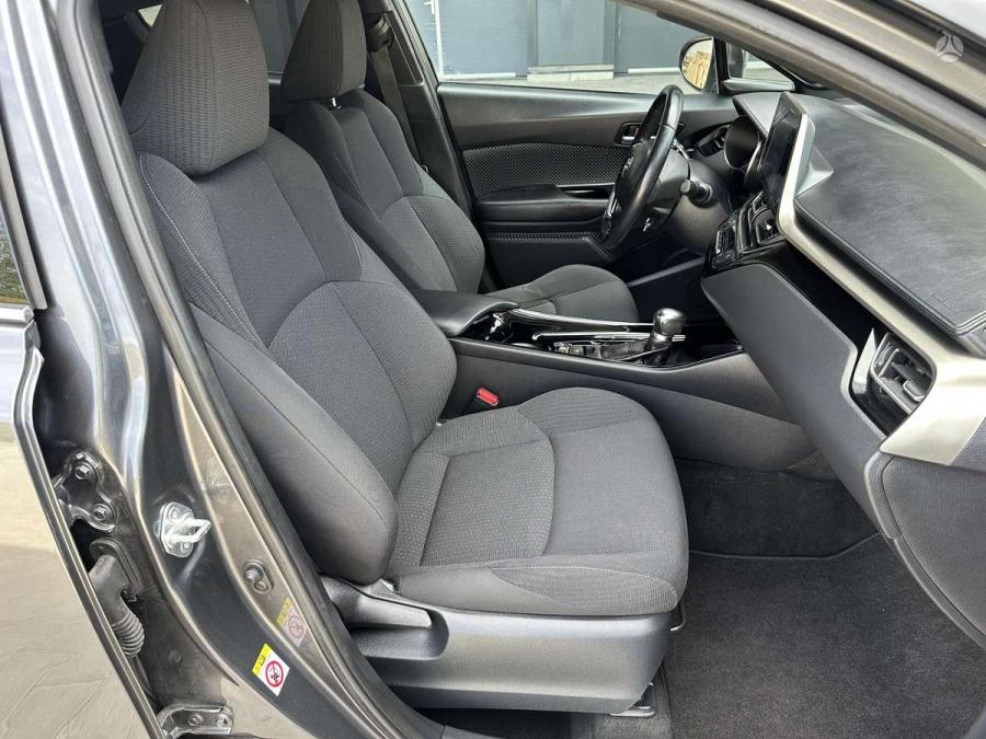 Pelēks Toyota C-HR 2018 Viļņa, ar dzinēja tilpumu 1.80 L un nobraukumu 110 tūkst. km par 17250 €, foto 35 vietnē AUTOMOTO.COM.LV