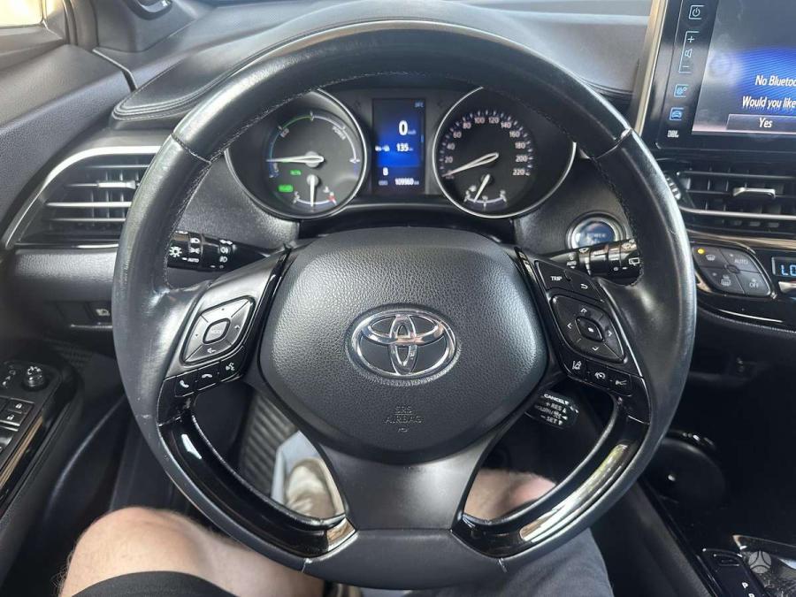 Pelēks Toyota C-HR 2018 Viļņa, ar dzinēja tilpumu 1.80 L un nobraukumu 110 tūkst. km par 17250 €, foto 49 vietnē AUTOMOTO.COM.LV
