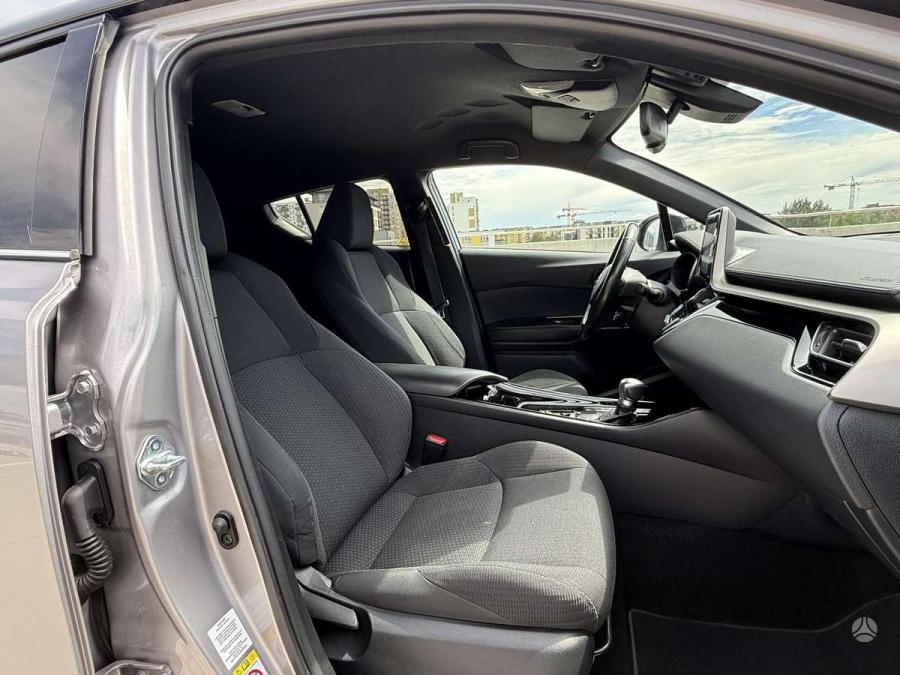 Pelēks Toyota C-HR 2018 Viļņa, ar dzinēja tilpumu 1.80 L un nobraukumu 181 tūkst. km par 15800 €, foto 26 vietnē AUTOMOTO.COM.LV
