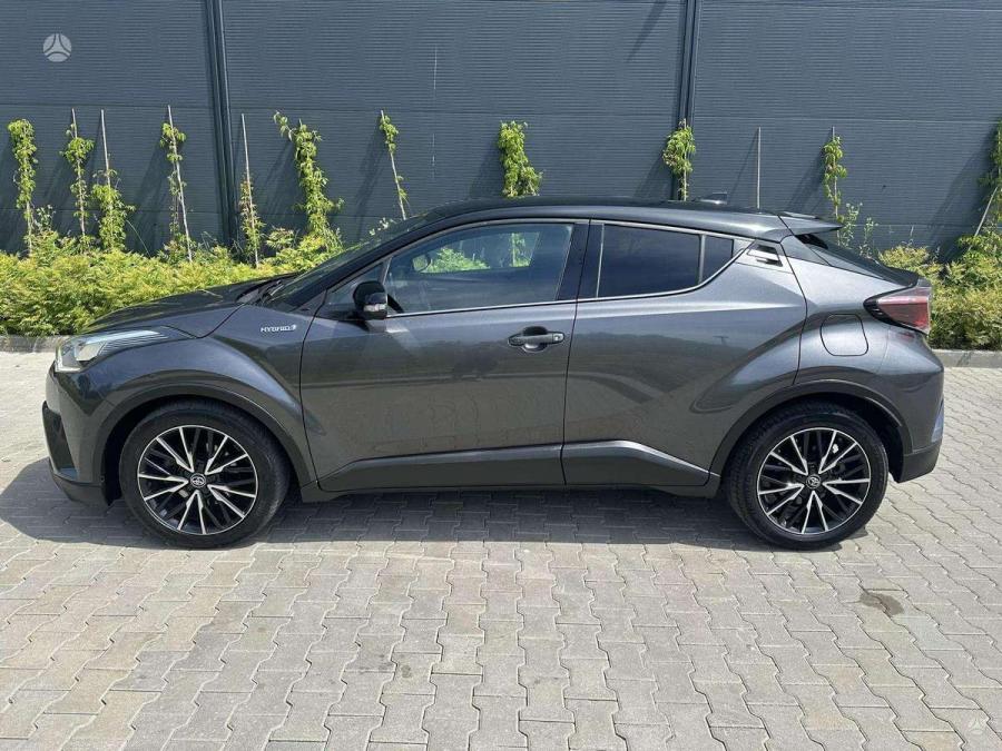 Серый Тойота C-HR 2018 в Вильнюс, объемом двигателя 1.80 л и пробегом 110 тыс. км за 17250 €, фото 16 на AUTOMOTO.COM.LV