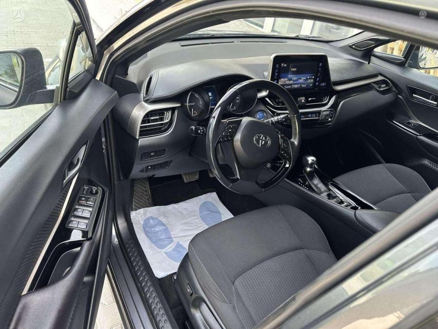 Серый Тойота C-HR 2018 в Вильнюс, объемом двигателя 1.80 л и пробегом 110 тыс. км за 17250 €, фото 22 на AUTOMOTO.COM.LV