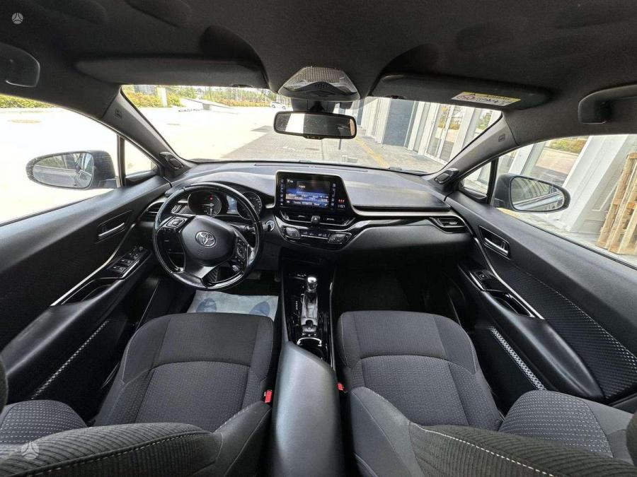 Серый Тойота C-HR 2018 в Вильнюс, объемом двигателя 1.80 л и пробегом 110 тыс. км за 17250 €, фото 26 на AUTOMOTO.COM.LV
