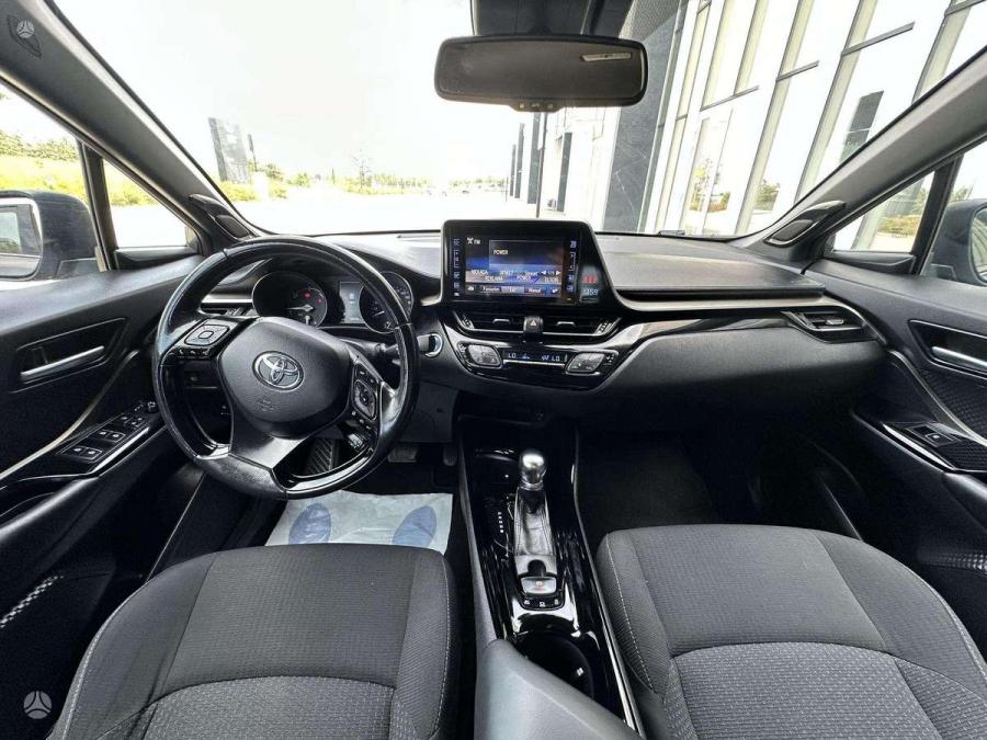 Серый Тойота C-HR 2018 в Вильнюс, объемом двигателя 1.80 л и пробегом 110 тыс. км за 17250 €, фото 29 на AUTOMOTO.COM.LV