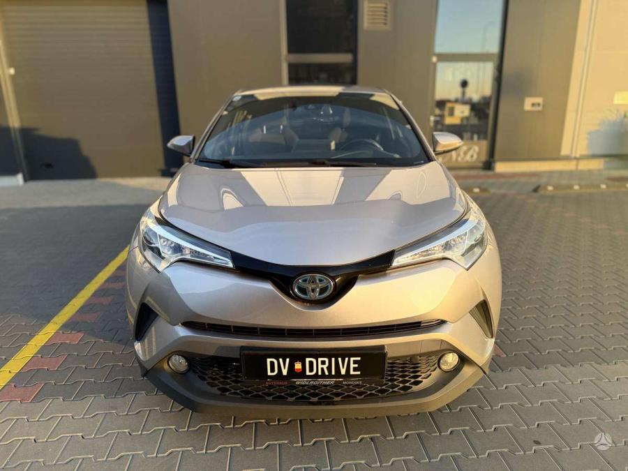 Pelēks Toyota C-HR 2018 Viļņa, ar dzinēja tilpumu 1.80 L un nobraukumu 144 tūkst. km par 15250 €, foto 3 vietnē AUTOMOTO.COM.LV