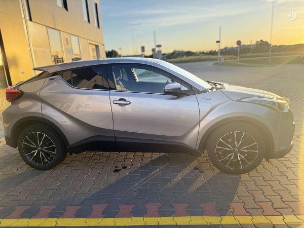 Pelēks Toyota C-HR 2018 Viļņa, ar dzinēja tilpumu 1.80 L un nobraukumu 144 tūkst. km par 15250 €, foto 5 vietnē AUTOMOTO.COM.LV