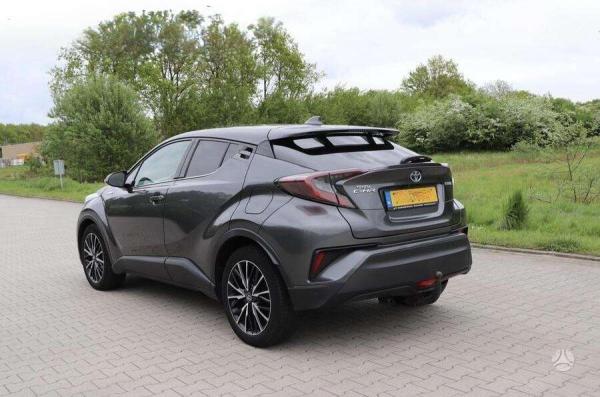 Grey Toyota C-HR 2018 in Kaunas, with an engine capacity of 1.80 L and mileage of 192 thousand km for 16250 €, photo 2 on AUTOMOTO.COM.LV