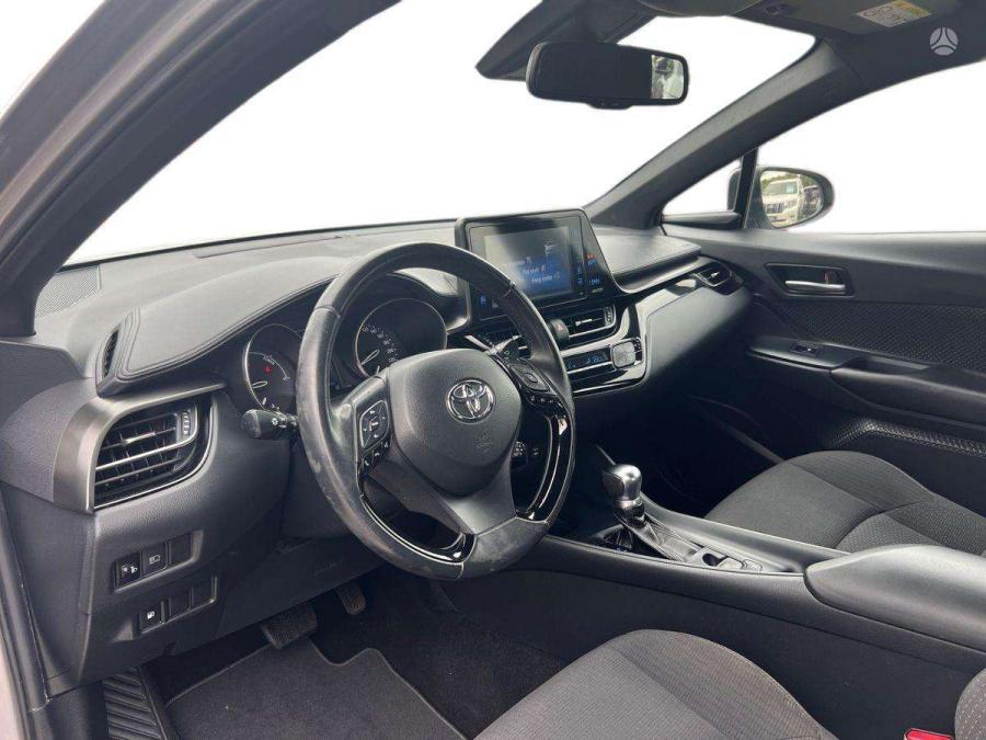 Pelēks Toyota C-HR 2018 Klaipėda, ar dzinēja tilpumu 1.80 L un nobraukumu 34 tūkst. km par 18000 €, foto 12 vietnē AUTOMOTO.COM.LV