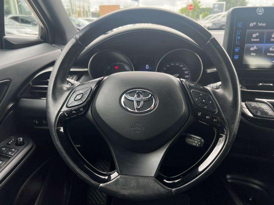 Pelēks Toyota C-HR 2018 Klaipėda, ar dzinēja tilpumu 1.80 L un nobraukumu 34 tūkst. km par 18000 €, foto 13 vietnē AUTOMOTO.COM.LV