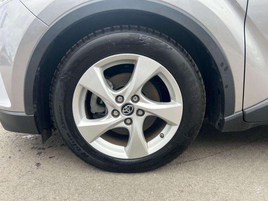 Pelēks Toyota C-HR 2018 Klaipėda, ar dzinēja tilpumu 1.80 L un nobraukumu 34 tūkst. km par 18000 €, foto 16 vietnē AUTOMOTO.COM.LV