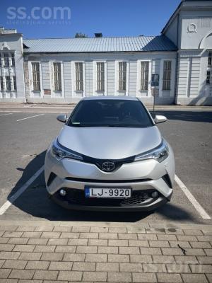 Pelēks Toyota C-HR 2018 Rēzekne, ar dzinēja tilpumu 1.20 L un nobraukumu 68 tūkst. km par 13500 €, foto  vietnē AUTOMOTO.COM.LV