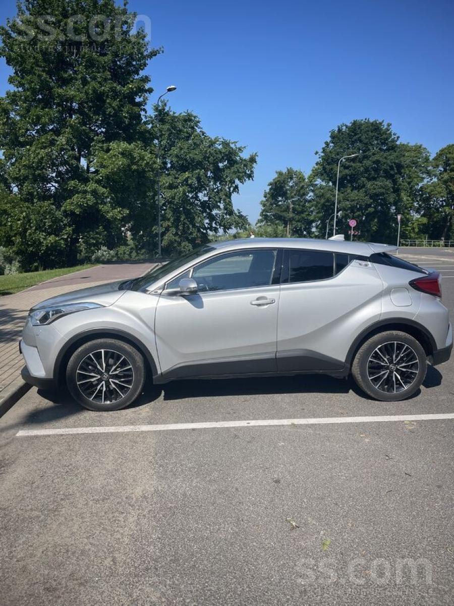Grey Toyota C-HR 2018 in Rezekne, with an engine capacity of 1.20 L and mileage of 68 thousand km for 13500 €, photo 3 on AUTOMOTO.COM.LV