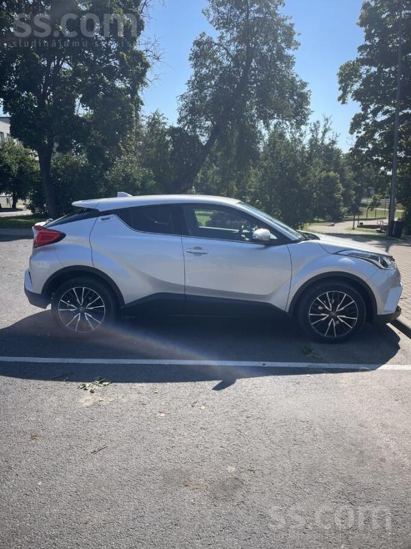 Grey Toyota C-HR 2018 in Rezekne, with an engine capacity of 1.20 L and mileage of 68 thousand km for 13500 €, photo 3 on AUTOMOTO.COM.LV