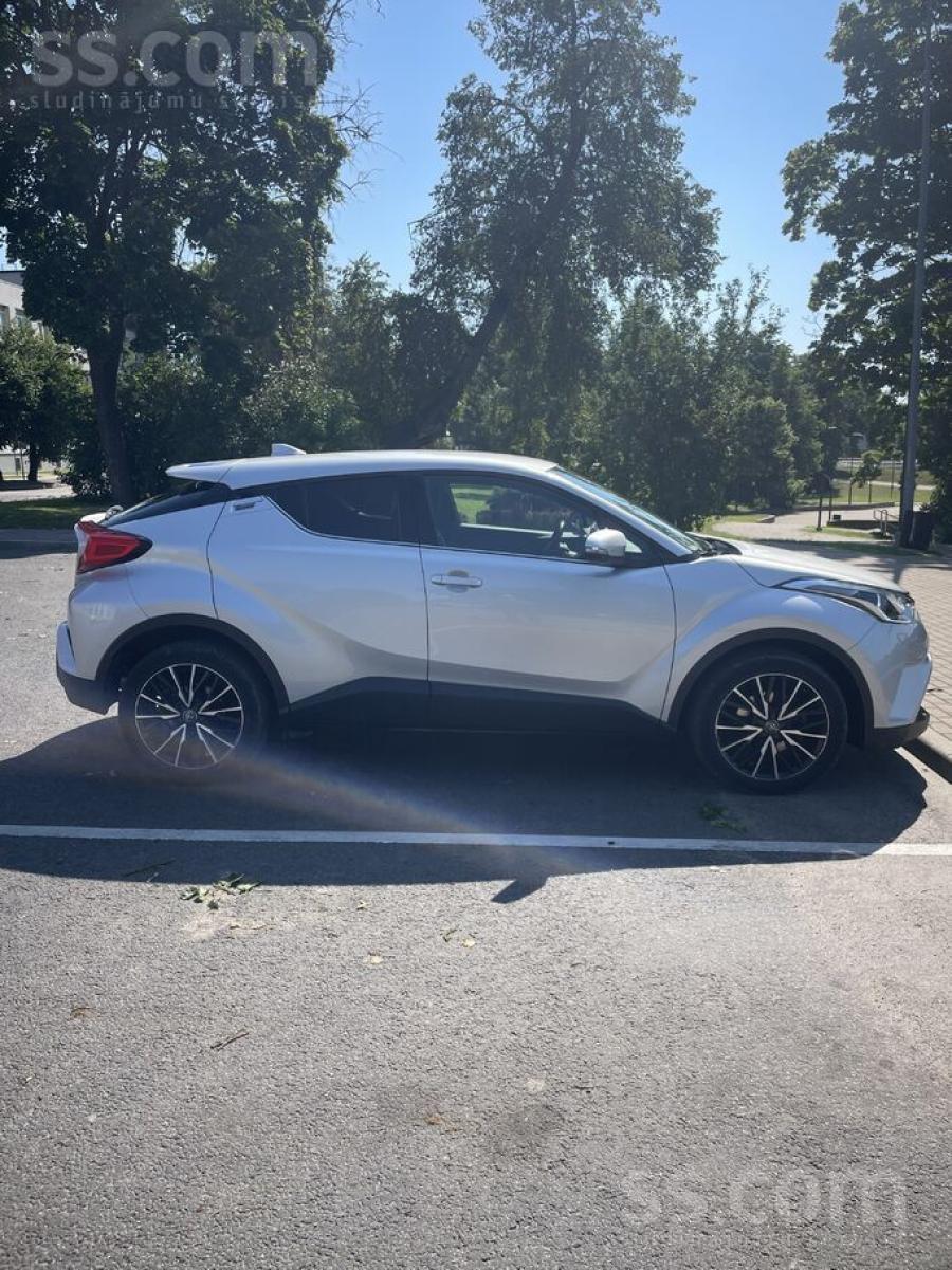 Grey Toyota C-HR 2018 in Rezekne, with an engine capacity of 1.20 L and mileage of 68 thousand km for 13500 €, photo 4 on AUTOMOTO.COM.LV