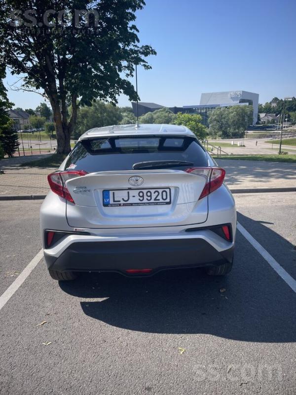 Grey Toyota C-HR 2018 in Rezekne, with an engine capacity of 1.20 L and mileage of 68 thousand km for 13500 €, photo 4 on AUTOMOTO.COM.LV