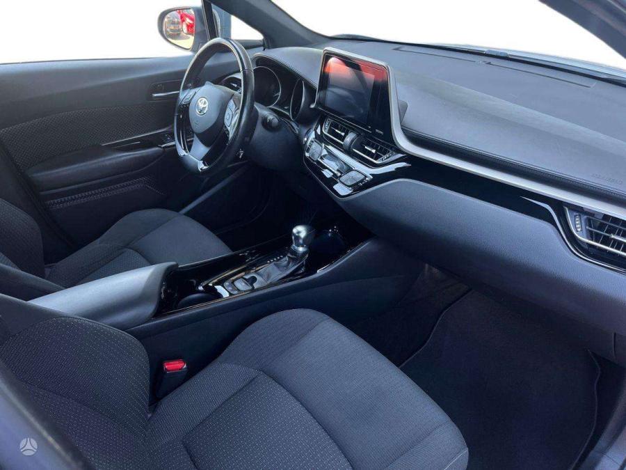 Pelēks Toyota C-HR 2018 Klaipėda, ar dzinēja tilpumu 1.80 L un nobraukumu 86 tūkst. km par 19000 €, foto 7 vietnē AUTOMOTO.COM.LV