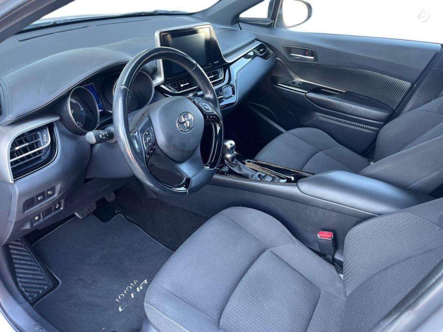 Pelēks Toyota C-HR 2018 Klaipėda, ar dzinēja tilpumu 1.80 L un nobraukumu 86 tūkst. km par 19000 €, foto 12 vietnē AUTOMOTO.COM.LV