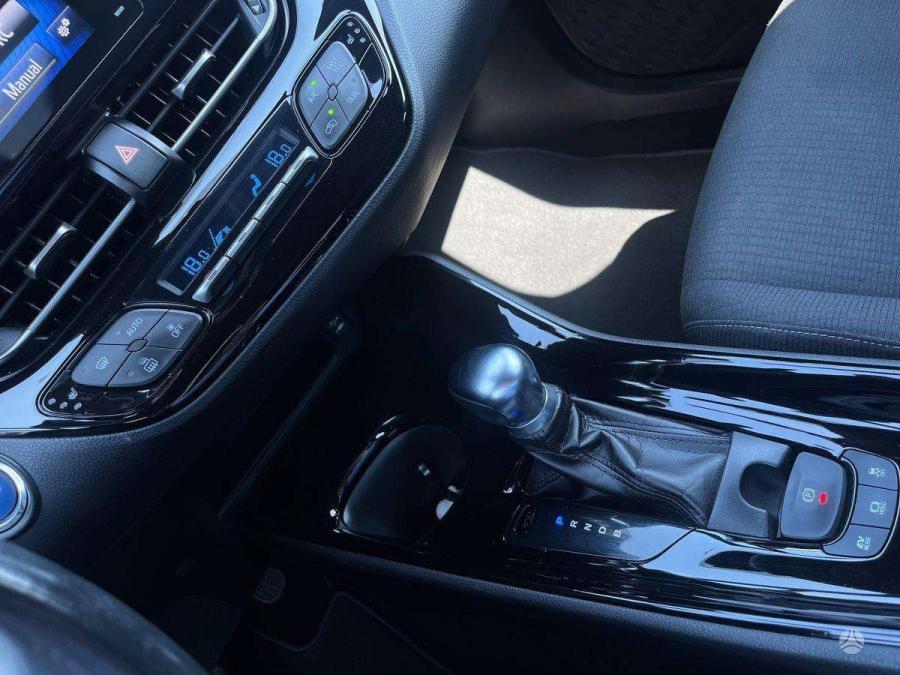 Pelēks Toyota C-HR 2018 Klaipėda, ar dzinēja tilpumu 1.80 L un nobraukumu 86 tūkst. km par 19000 €, foto 21 vietnē AUTOMOTO.COM.LV