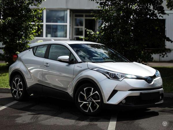 Pelēks Toyota C-HR 2018 Kauņa, ar dzinēja tilpumu 1.80 L un nobraukumu 120 tūkst. km par 17350 €, foto 2 vietnē AUTOMOTO.COM.LV