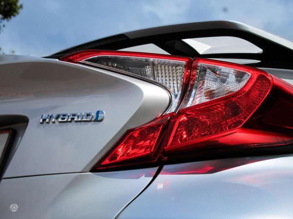 Pelēks Toyota C-HR 2018 Kauņa, ar dzinēja tilpumu 1.80 L un nobraukumu 120 tūkst. km par 17350 €, foto 5 vietnē AUTOMOTO.COM.LV