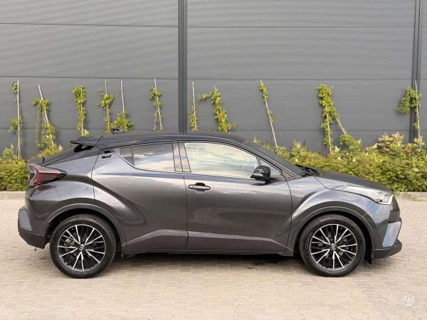 Grey Toyota C-HR 2018 in Vilnius, with an engine capacity of 1.80 L and mileage of 144 thousand km for 18200 €, photo 4 on AUTOMOTO.COM.LV