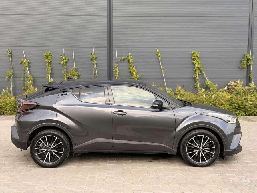 Pelēks Toyota C-HR 2018 Viļņa, ar dzinēja tilpumu 1.80 L un nobraukumu 144 tūkst. km par 18200 €, foto 5 vietnē AUTOMOTO.COM.LV