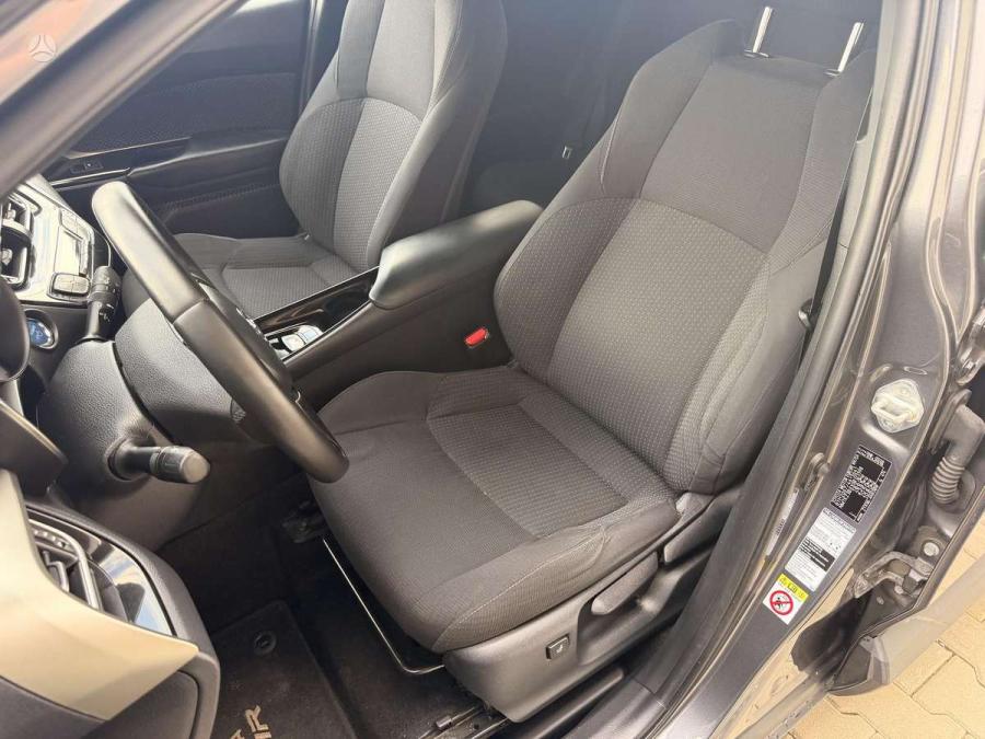 Pelēks Toyota C-HR 2018 Viļņa, ar dzinēja tilpumu 1.80 L un nobraukumu 144 tūkst. km par 18200 €, foto 13 vietnē AUTOMOTO.COM.LV