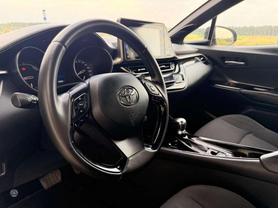 Pelēks Toyota C-HR 2018 Viļņa, ar dzinēja tilpumu 1.80 L un nobraukumu 144 tūkst. km par 18200 €, foto 17 vietnē AUTOMOTO.COM.LV