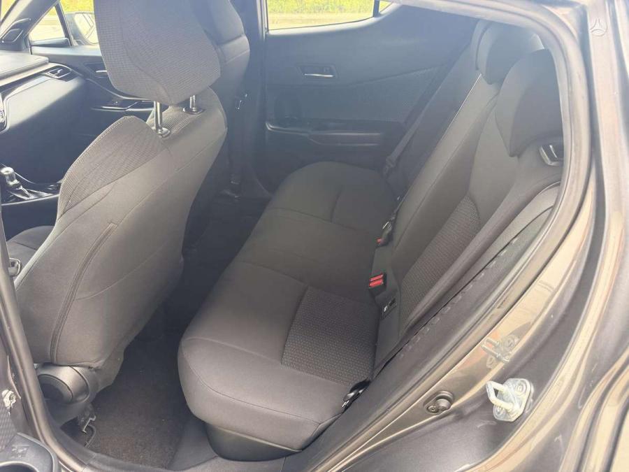 Pelēks Toyota C-HR 2018 Viļņa, ar dzinēja tilpumu 1.80 L un nobraukumu 144 tūkst. km par 18200 €, foto 18 vietnē AUTOMOTO.COM.LV