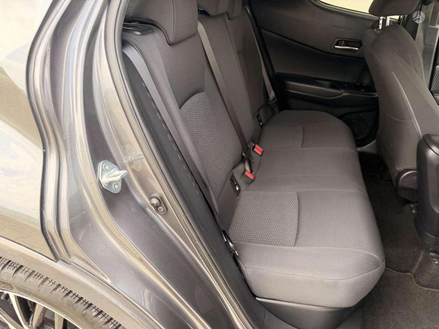 Pelēks Toyota C-HR 2018 Viļņa, ar dzinēja tilpumu 1.80 L un nobraukumu 144 tūkst. km par 18200 €, foto 22 vietnē AUTOMOTO.COM.LV