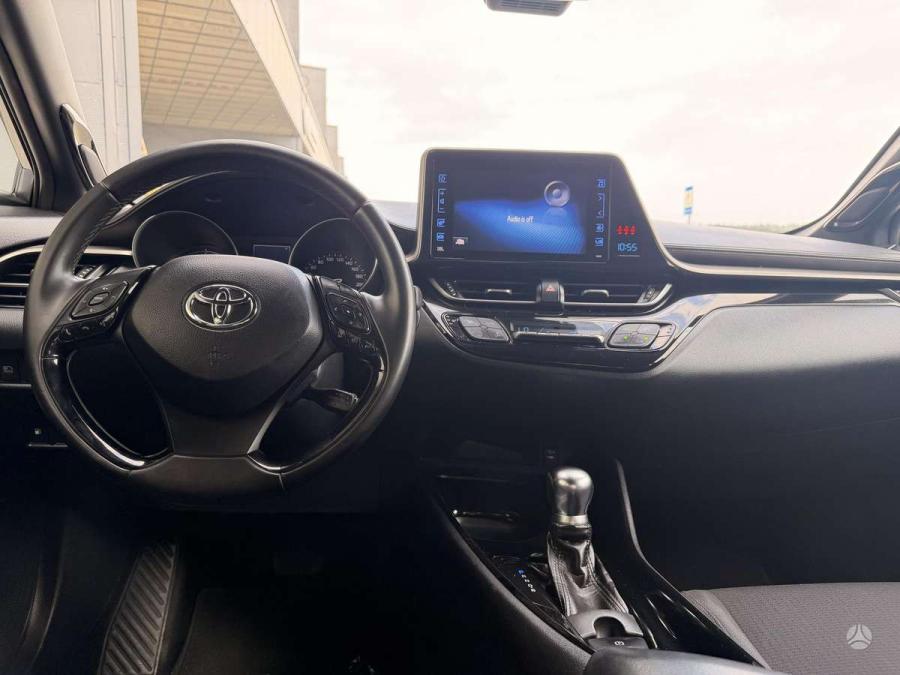 Pelēks Toyota C-HR 2018 Viļņa, ar dzinēja tilpumu 1.80 L un nobraukumu 144 tūkst. km par 18200 €, foto 24 vietnē AUTOMOTO.COM.LV