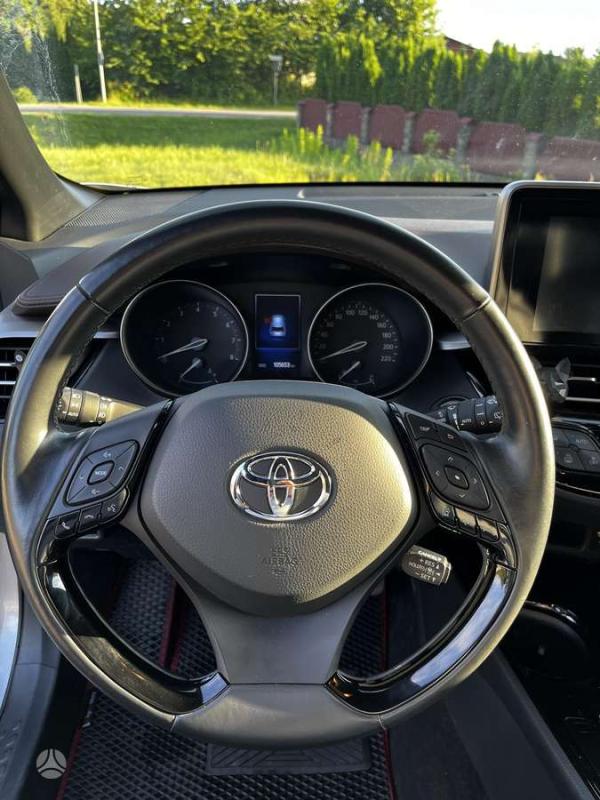 Pelēks Toyota C-HR 2018 Viļņa, ar dzinēja tilpumu 1.20 L un nobraukumu 106 tūkst. km par 16000 €, foto 7 vietnē AUTOMOTO.COM.LV