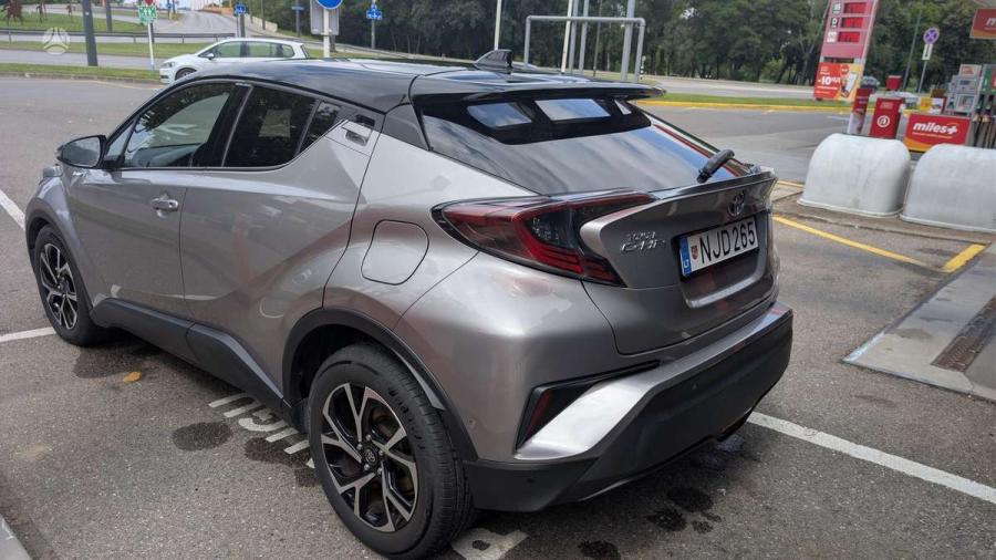 Grey Toyota C-HR 2018 in Kaunas, with an engine capacity of 1.80 L and mileage of 121 thousand km for 18000 €, photo 1 on AUTOMOTO.COM.LV